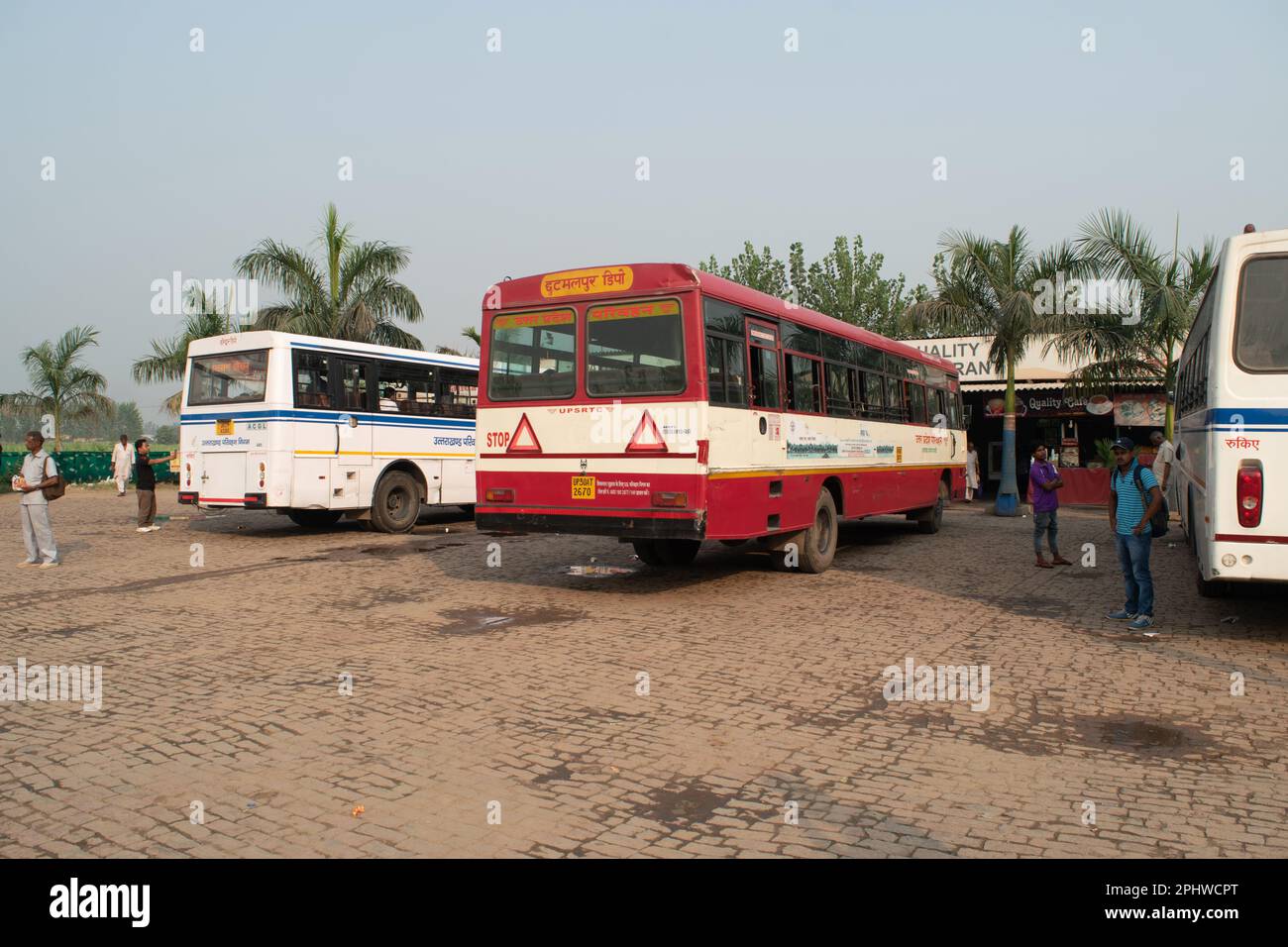 India bus stand hi-res stock photography and images - Alamy