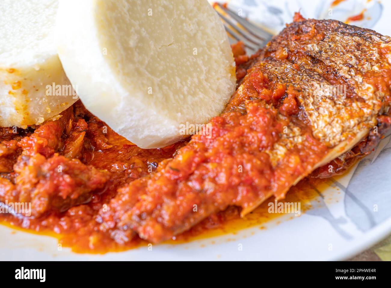 Boiled yam and fish stew ready to eat Stock Photo - Alamy