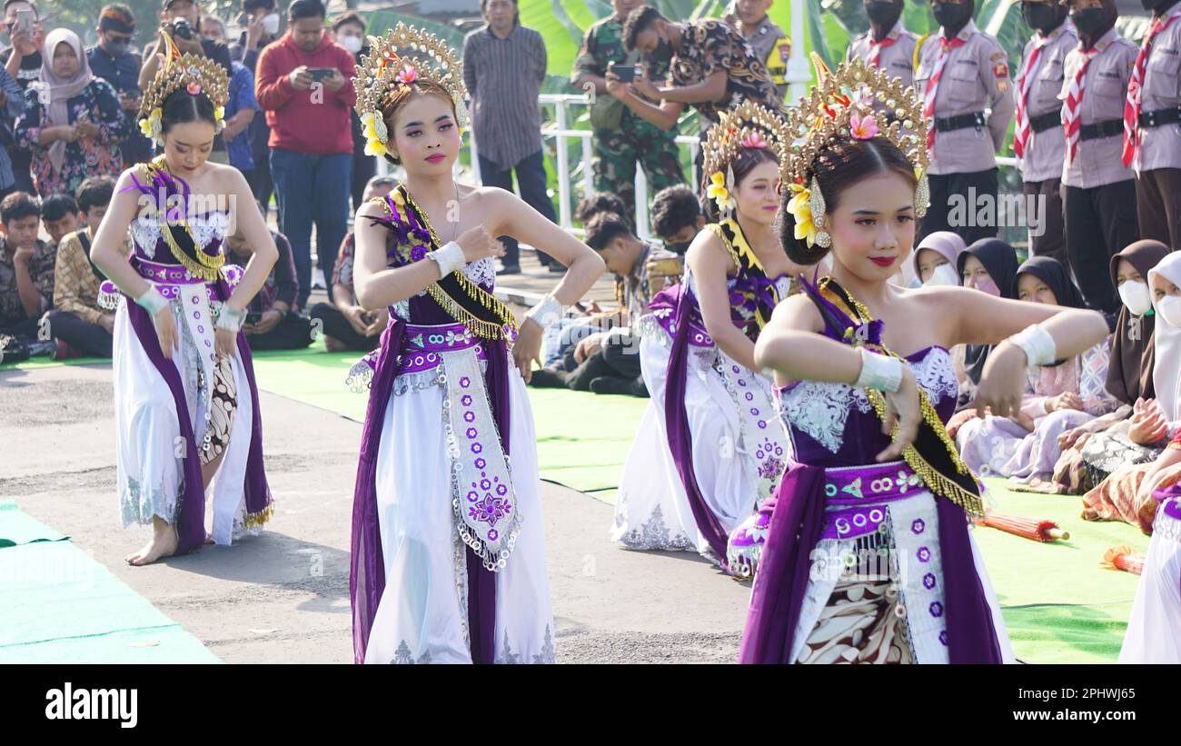 Lenggang Kali Brantas Dance. This dance depicts the Brantas river with ...