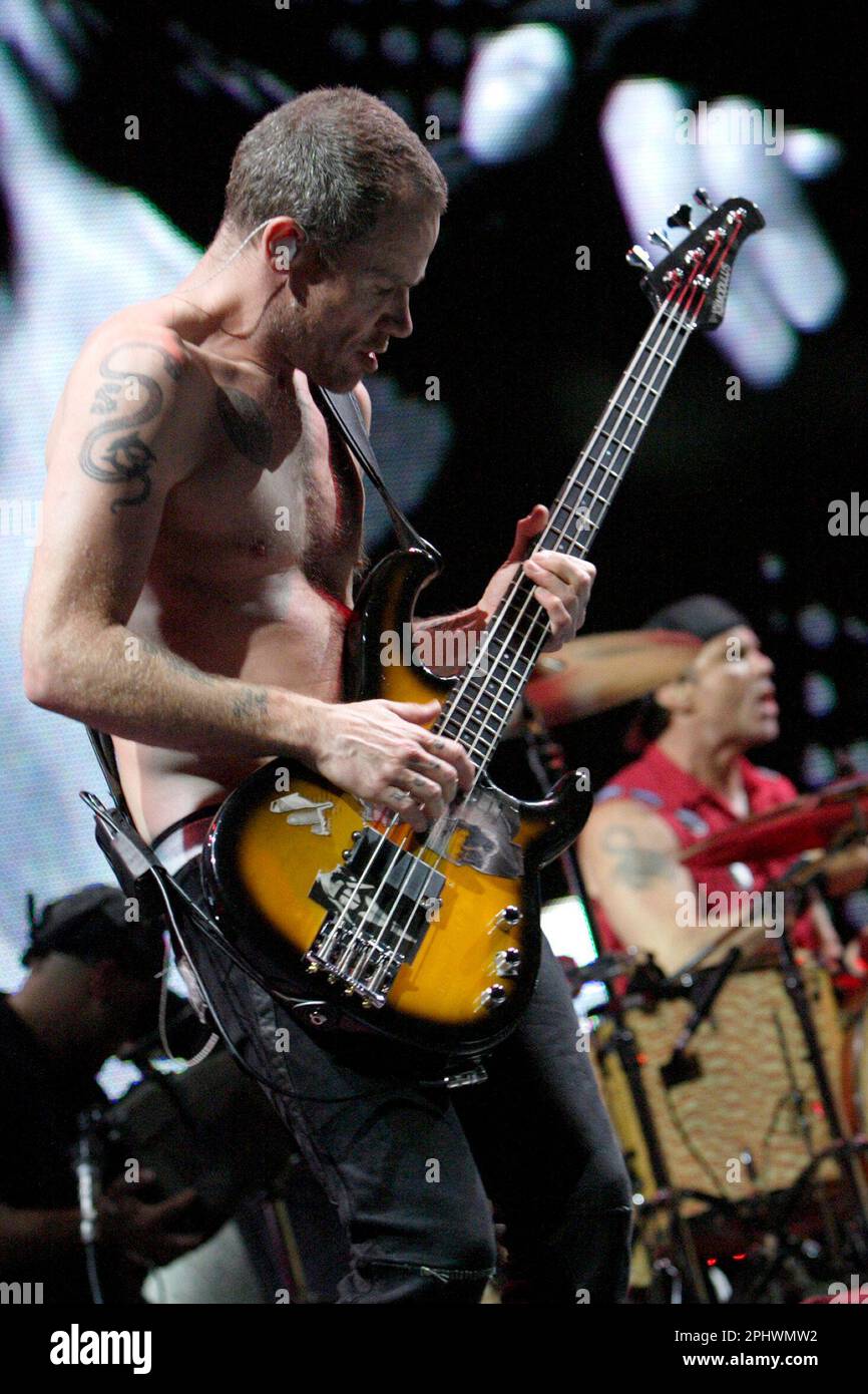 Chad smith red hot chilli peppers hi-res stock photography and images ...