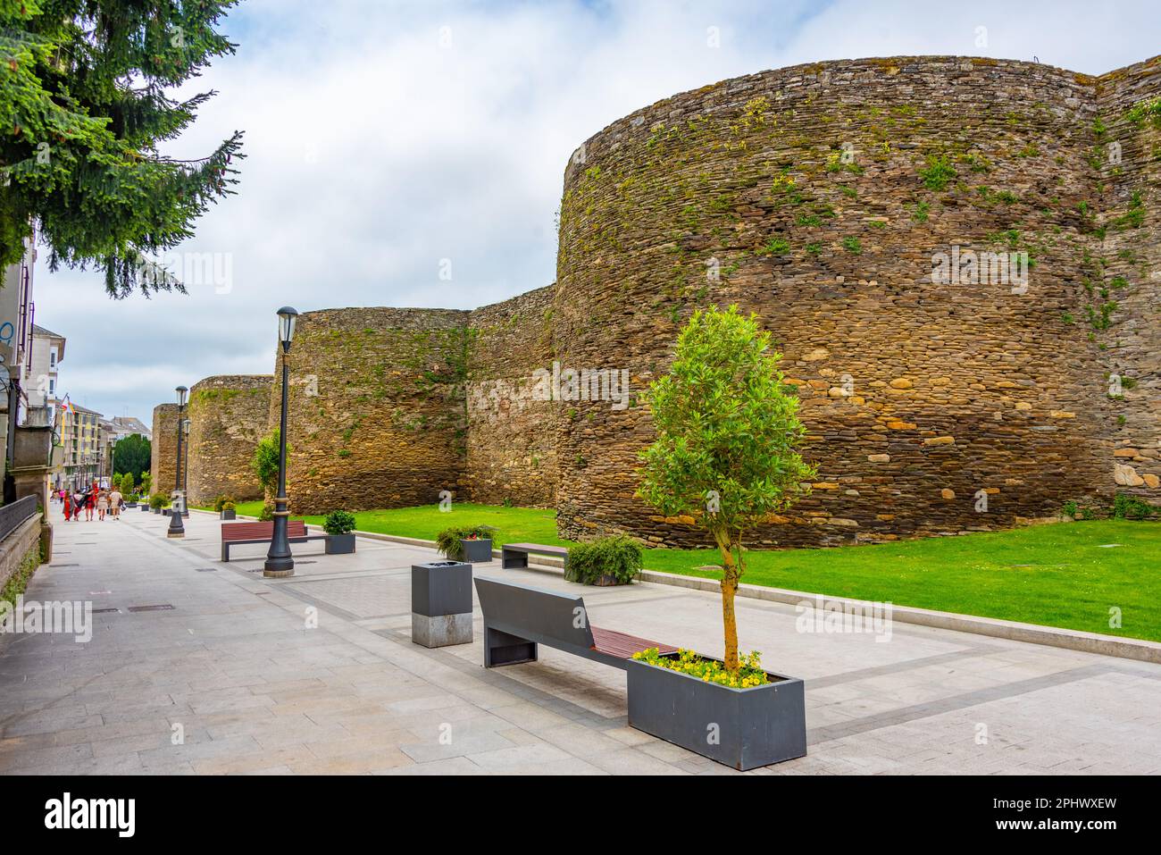 Roman wall circumventing the old town of Lugo, Spain Stock Photo - Alamy