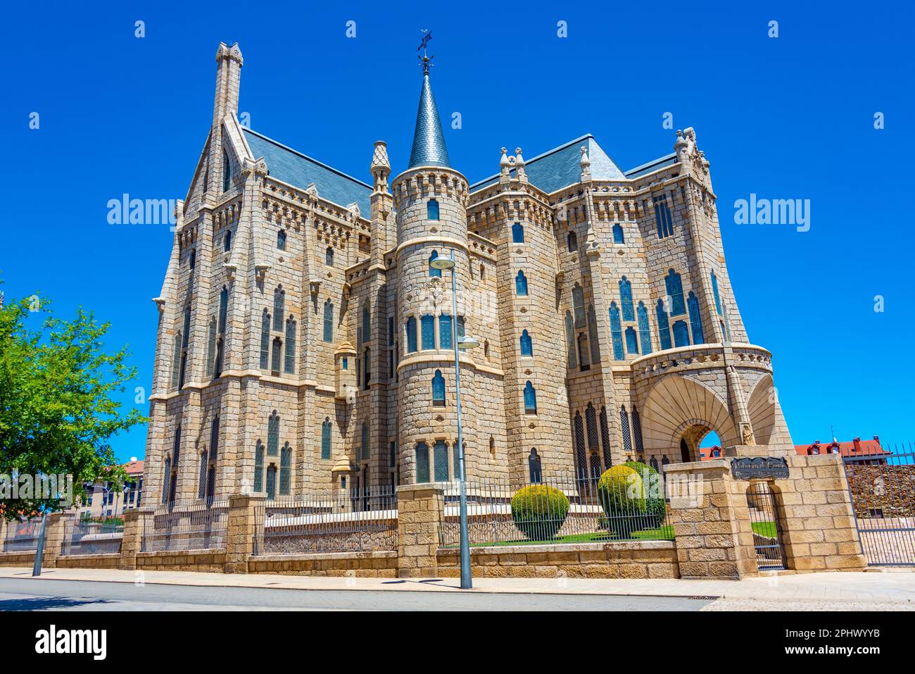 Gaudí castle astorga castilla león hi-res stock photography and images ...
