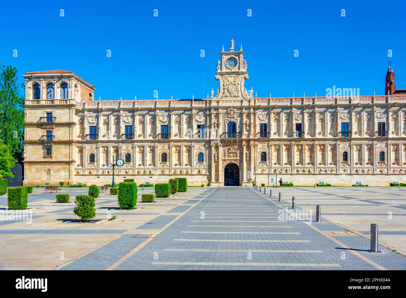 Parador de Leon building in Spanish town Leon Stock Photo - Alamy