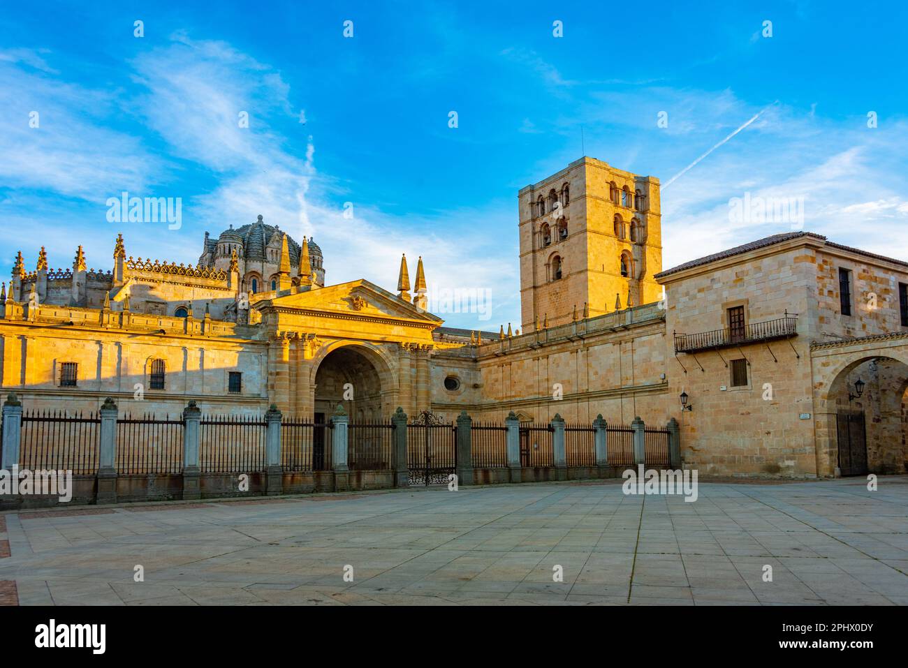 Catedral de zamora hi-res stock photography and images - Alamy