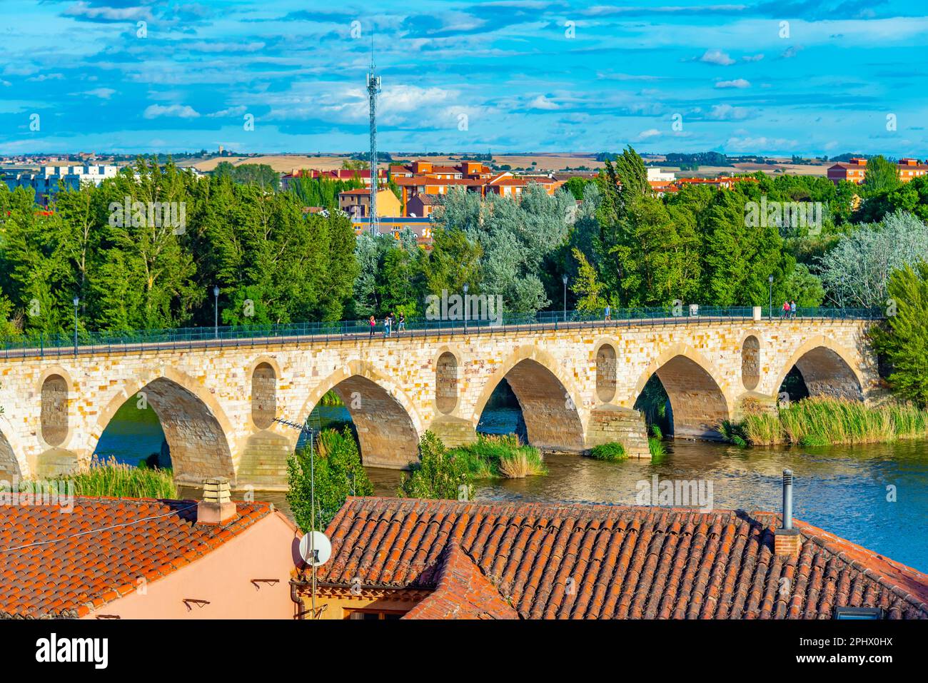 Roman bridge in Spanish town Zamora Stock Photo - Alamy