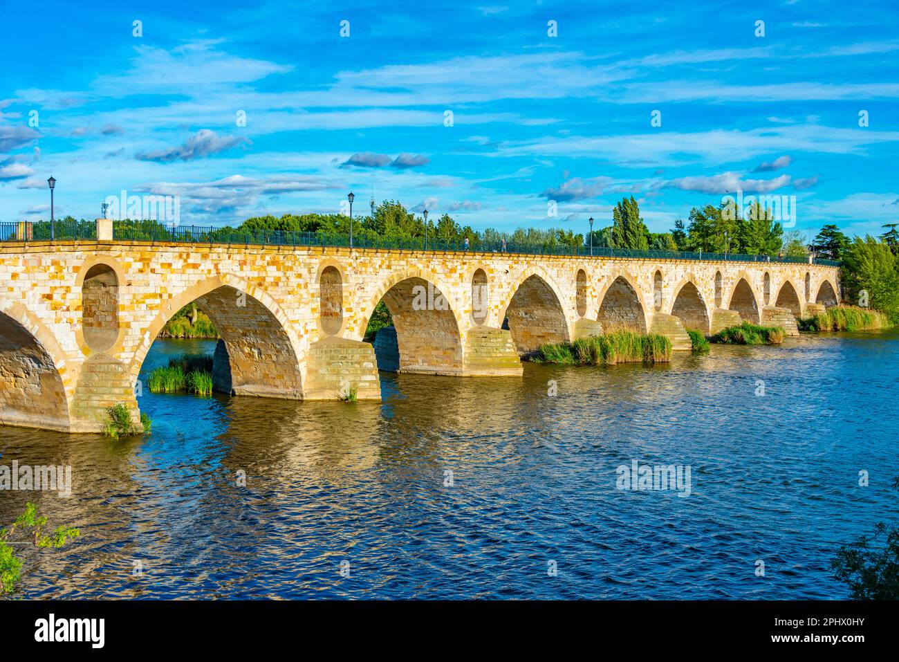 Roman bridge in Spanish town Zamora Stock Photo - Alamy