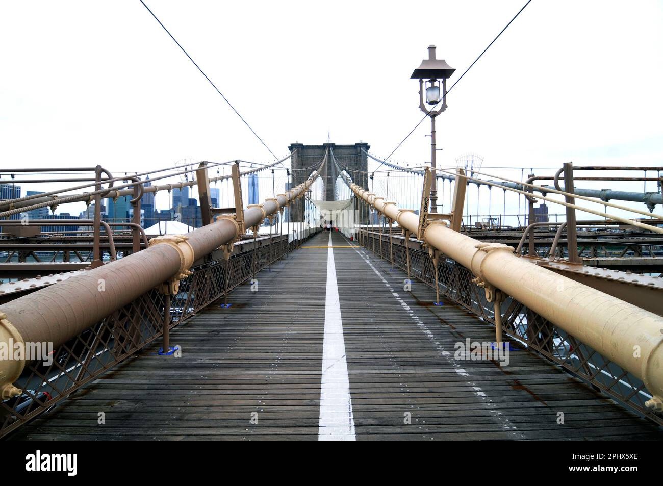 Walking on the iconic Brooklyn Bridge in New York City, NY, USA Stock ...