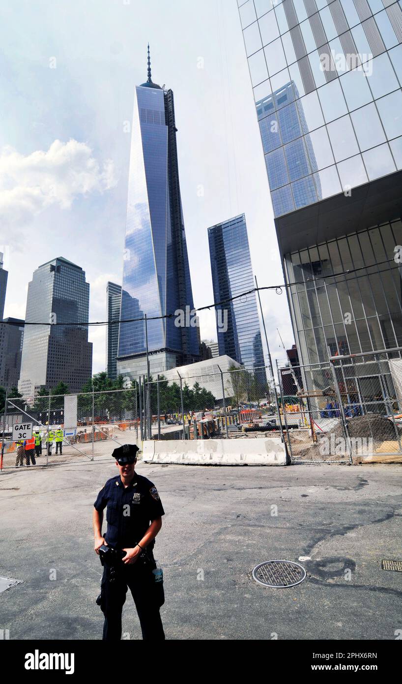A policeman standing infront of the new WTC complex in Lower Manhattan ...