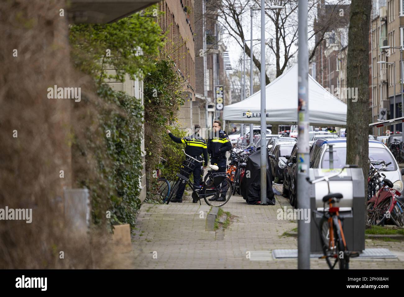 AMSTERDAM - Emergency workers in De Wittenstraat in Amsterdam's ...
