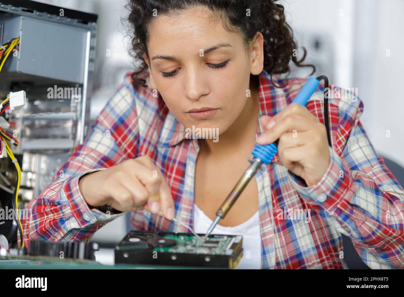 Woman soldering pc hi-res stock photography and images - Alamy