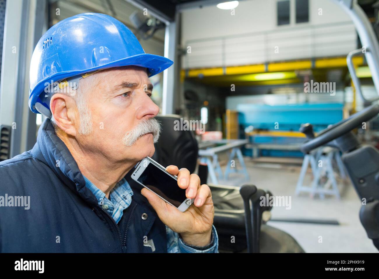 Elderly man wearing blue hi-res stock photography and images - Alamy