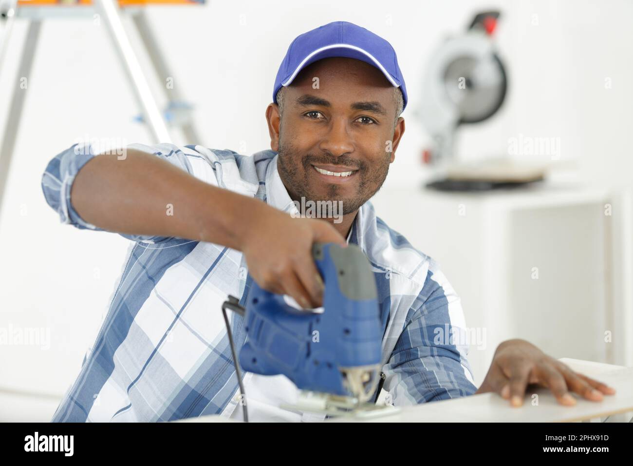 Cutting wood block hi-res stock photography and images - Alamy