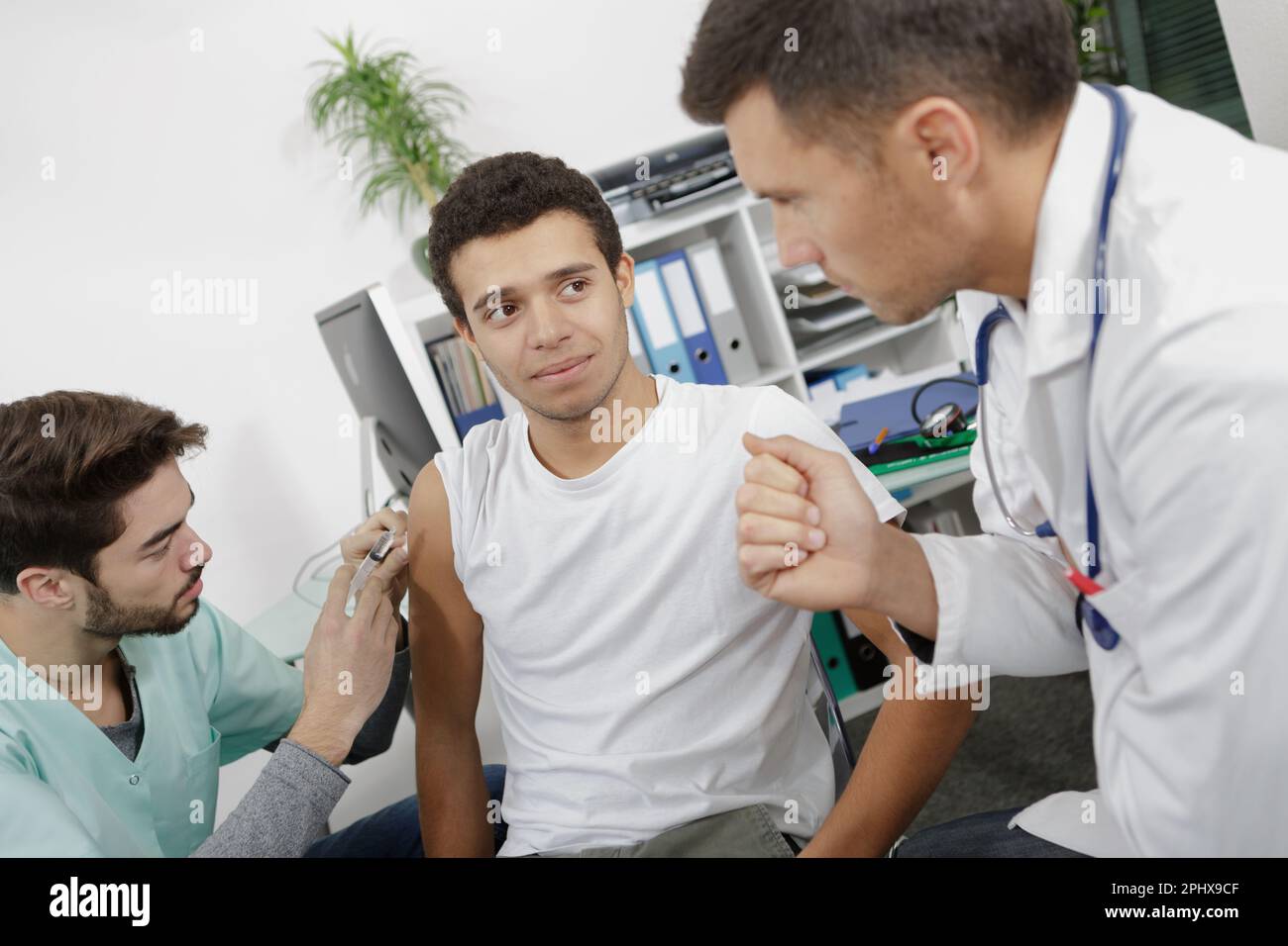 Doctor injecting insulin senior hi-res stock photography and images - Alamy