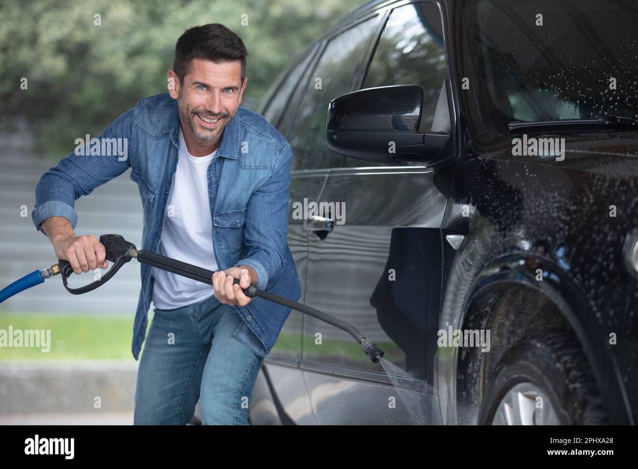 Driveway car wash hi-res stock photography and images - Alamy