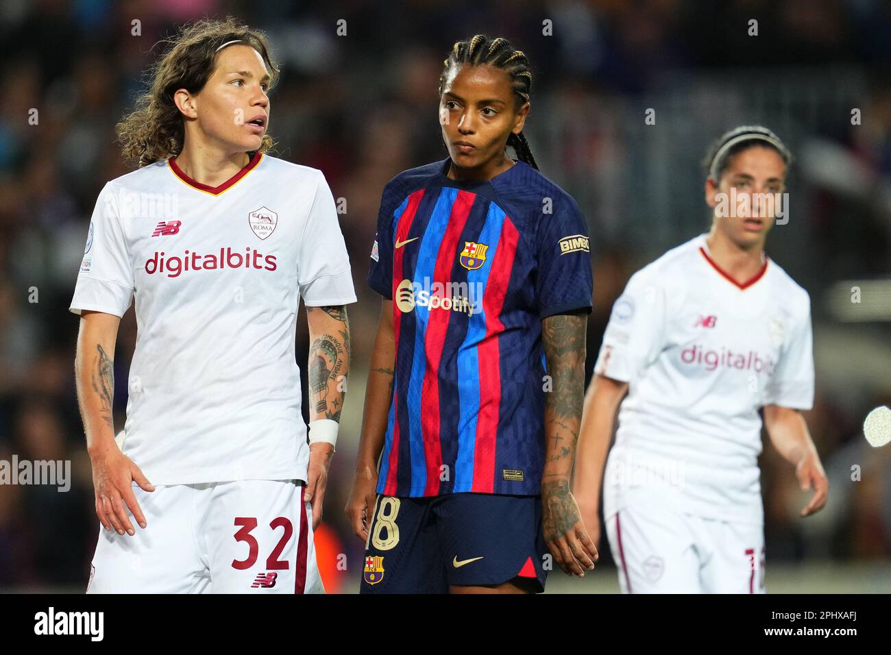 Geyse Ferreira of FC Barcelona and Elena Linari of AS Roma during the ...