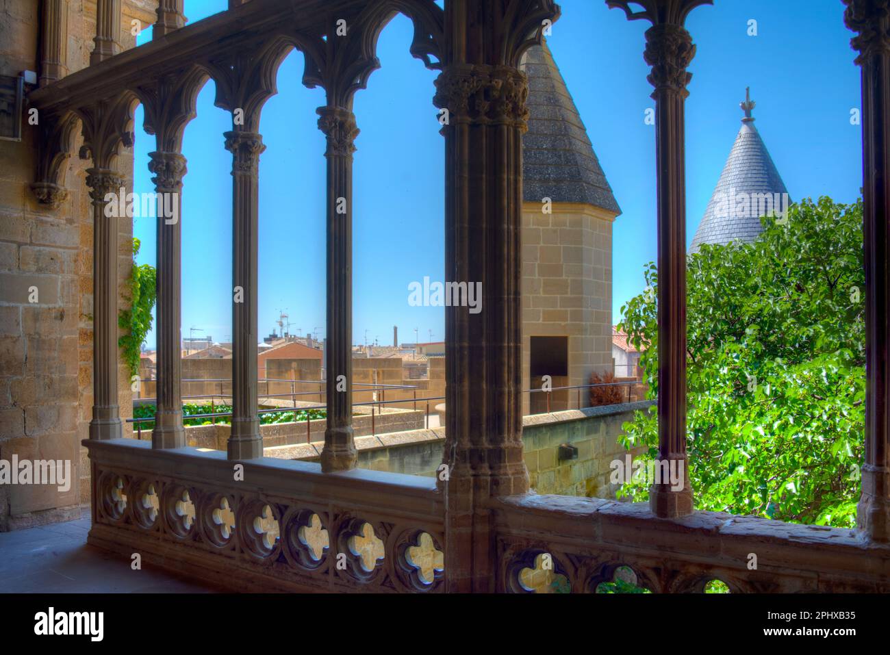 Arched window at the royal palace of Olite in Spain Stock Photo - Alamy
