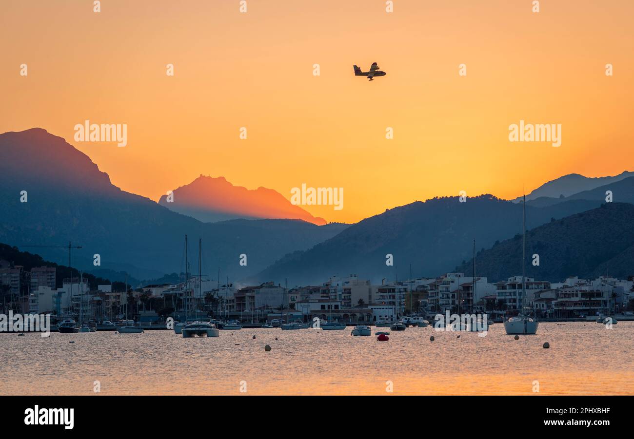 Sunset over the northern Tramuntana mountains from the holiday resort ...