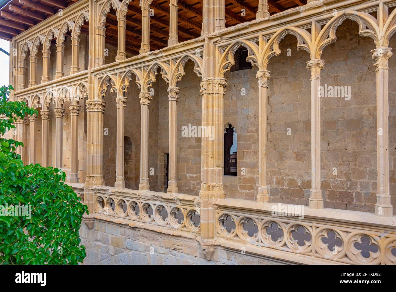 Arched window at the royal palace of Olite in Spain Stock Photo - Alamy