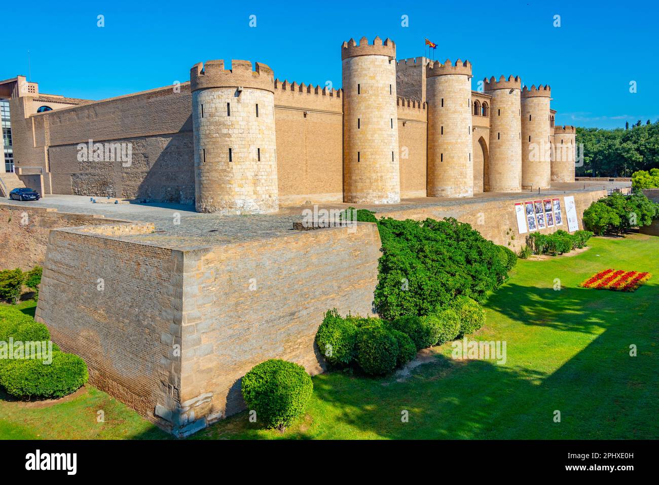 Aljaferia fortified medieval islamic palace hi-res stock photography ...