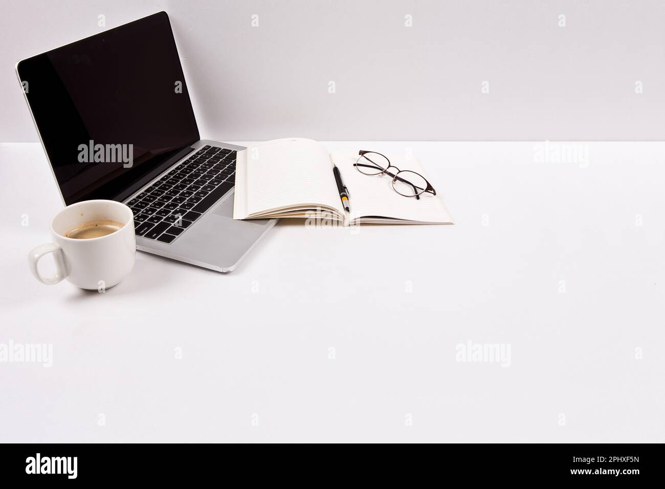 Books and laptops hi-res stock photography and images - Alamy