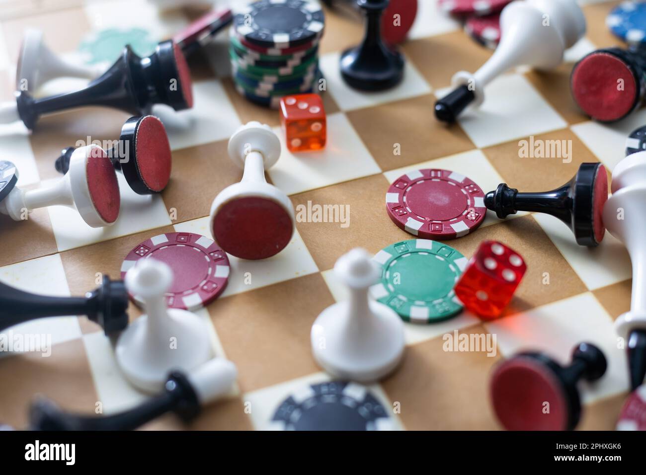 Pile wooden chess pieces hi-res stock photography and images - Alamy