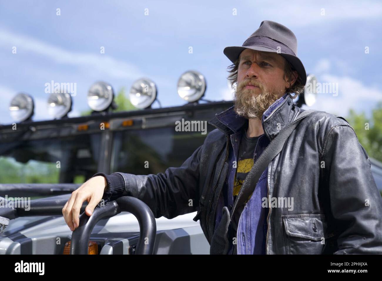 LAST LOOKS (2021) CHARLIE HUNNAM TIM KIRKBY (DIR) RLJE FILMS/MOVIESTORE ...