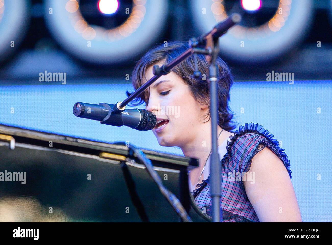 Showbiz live music festival performing on stage celebrity hi-res stock ...