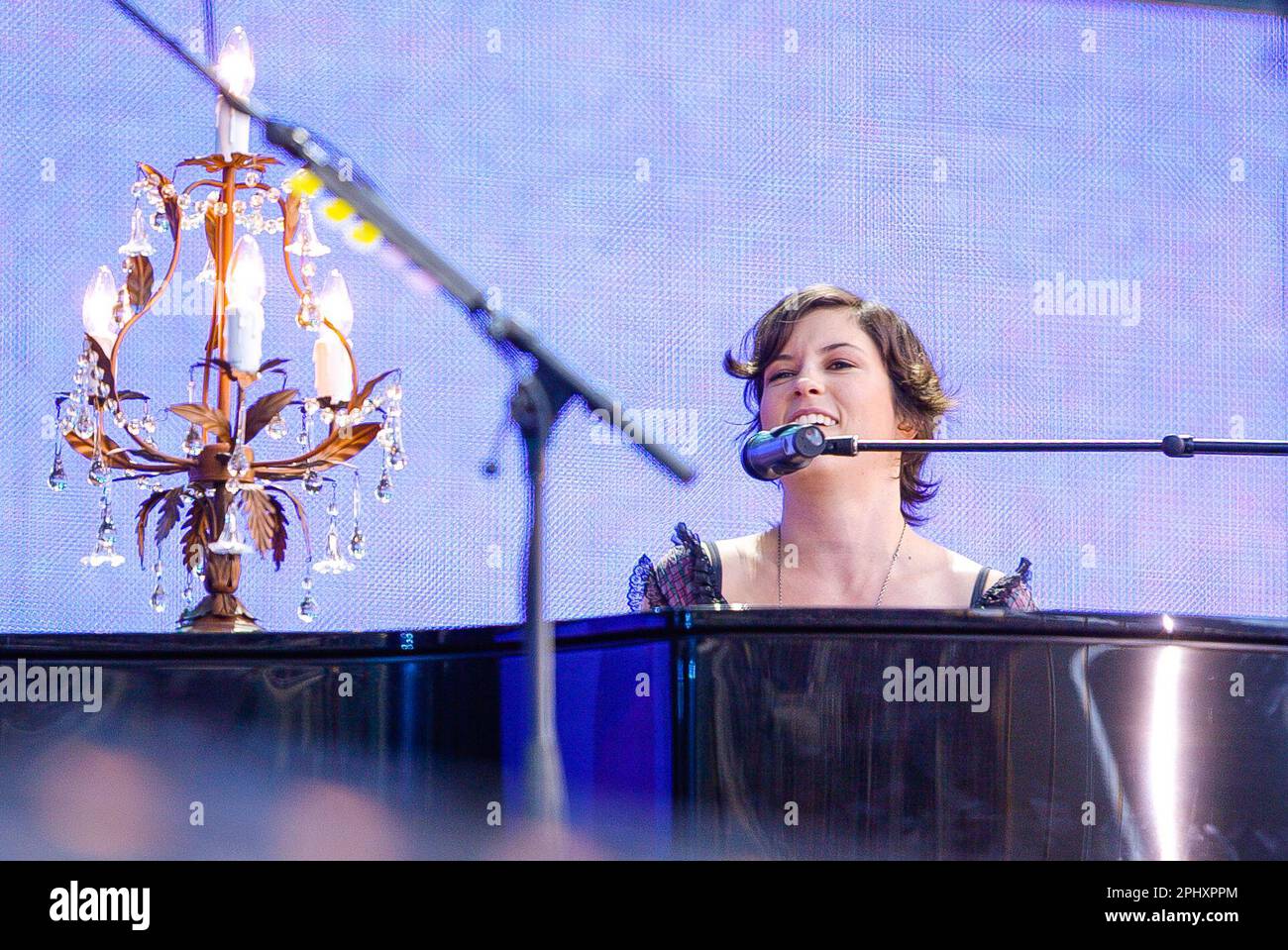Showbiz live music festival performing on stage celebrity hi-res stock ...