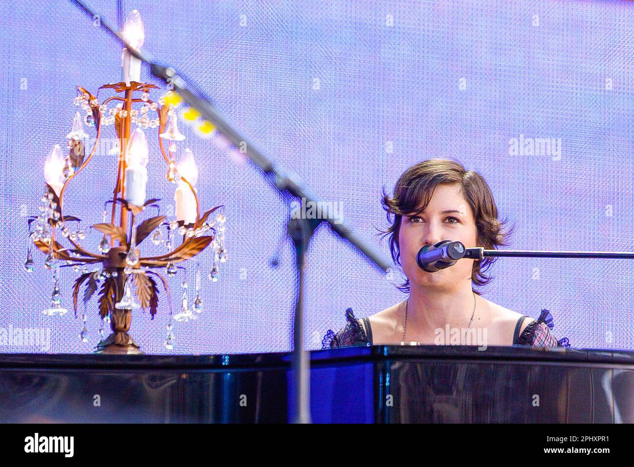 Showbiz live music festival performing on stage celebrity hi-res stock ...