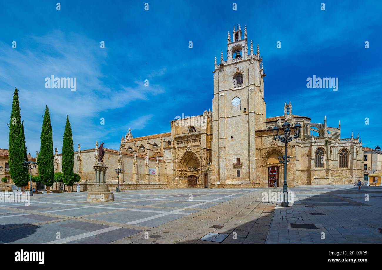 Catedral de San Antolín in Spanish town Palencia Stock Photo - Alamy