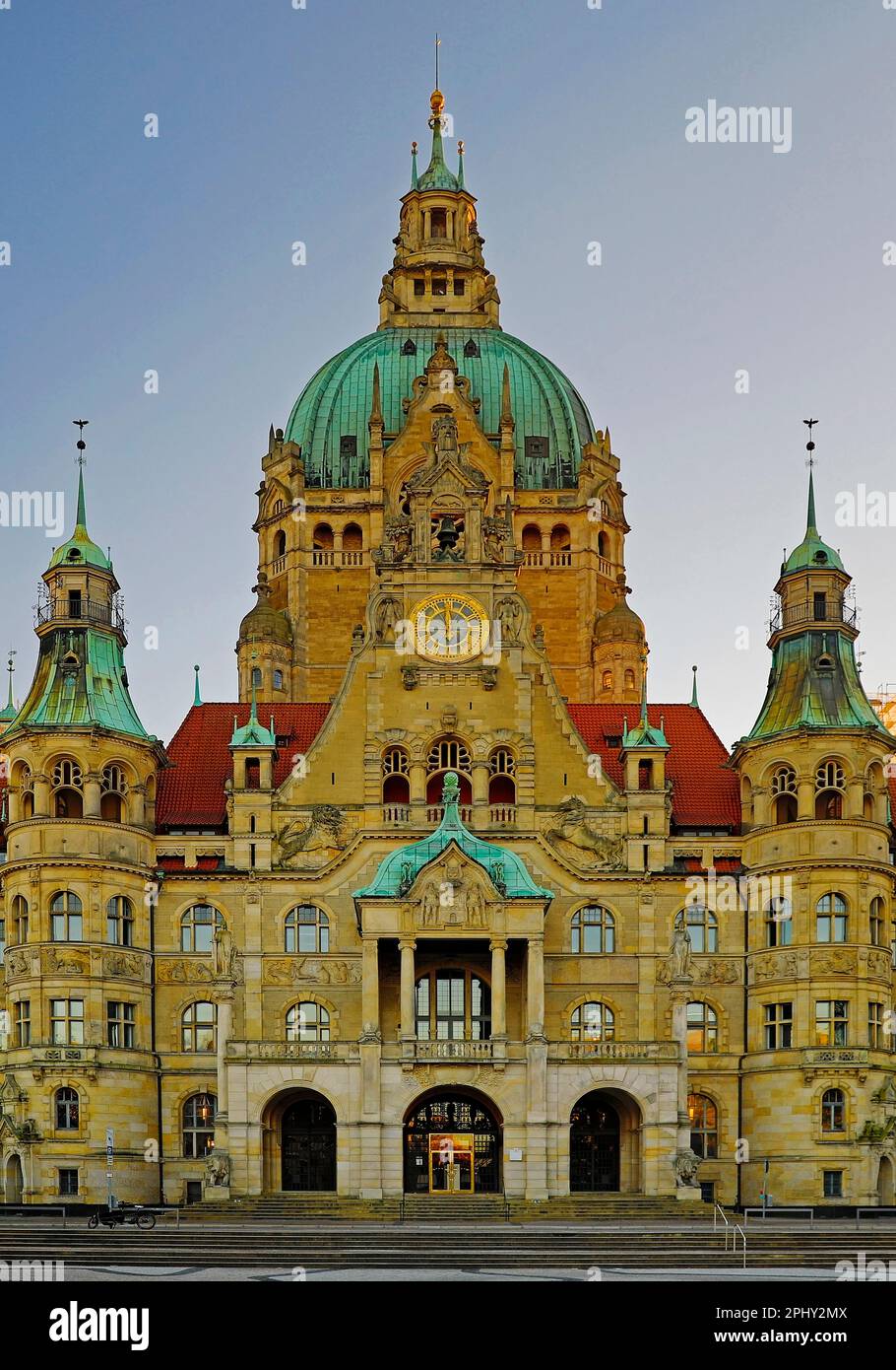 Townhall town hall palace city hi-res stock photography and images - Alamy