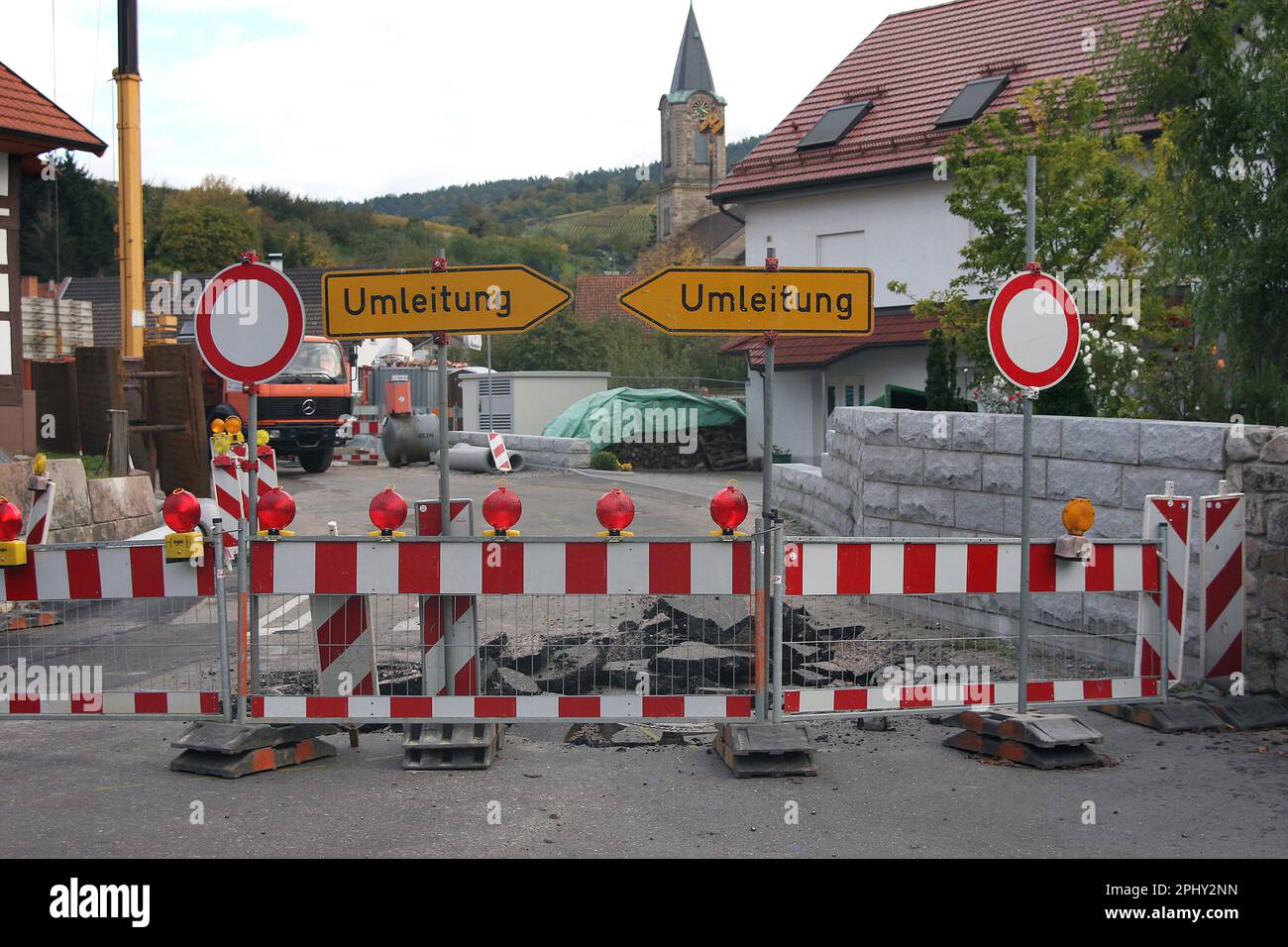 road closure with detour signs Stock Photo - Alamy