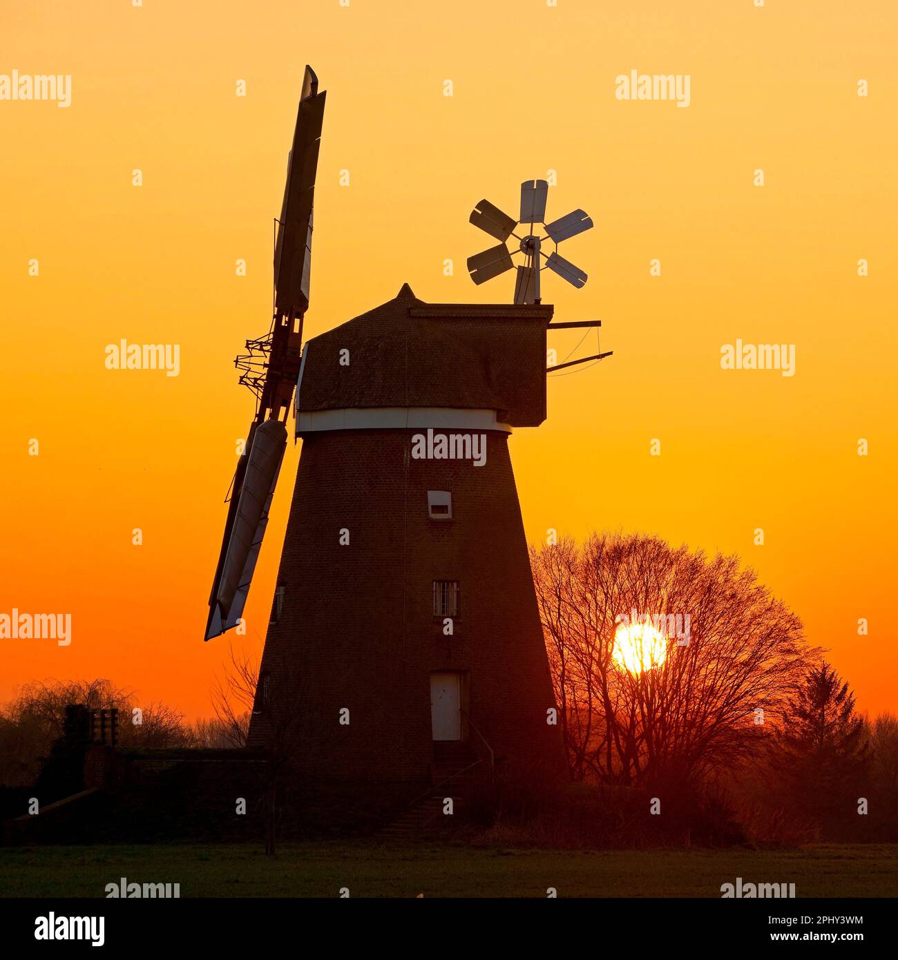Side view windmill hi-res stock photography and images - Alamy