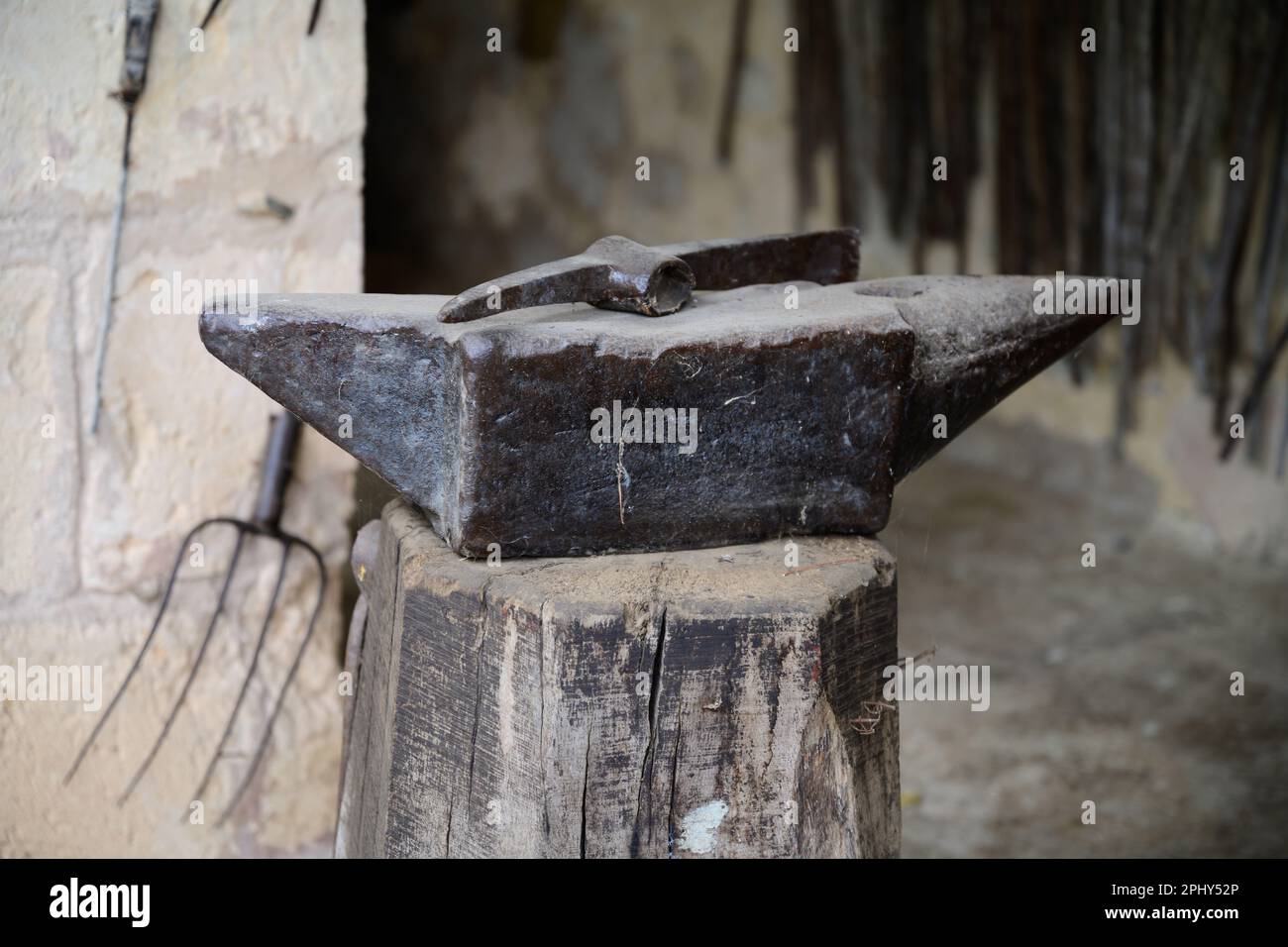 Tree stump anvil hi-res stock photography and images - Alamy