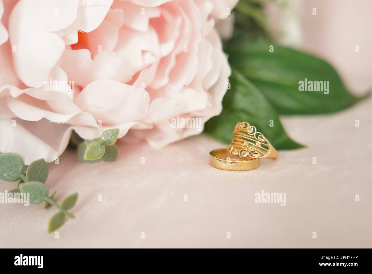 Luxury gold rings hi-res stock photography and images - Alamy