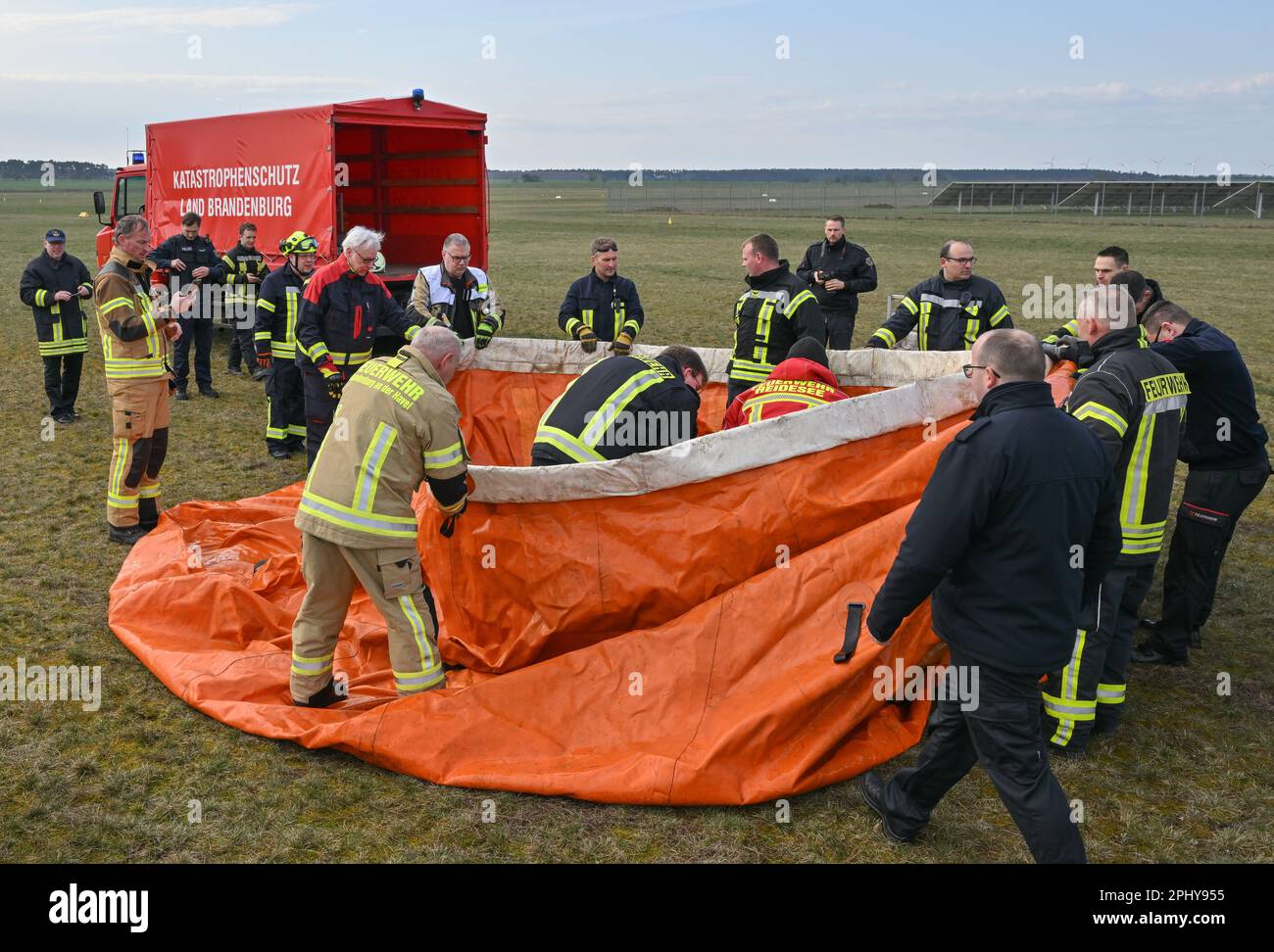 30 March 2023, Brandenburg, Müncheberg: Firefighters set up a mobile ...