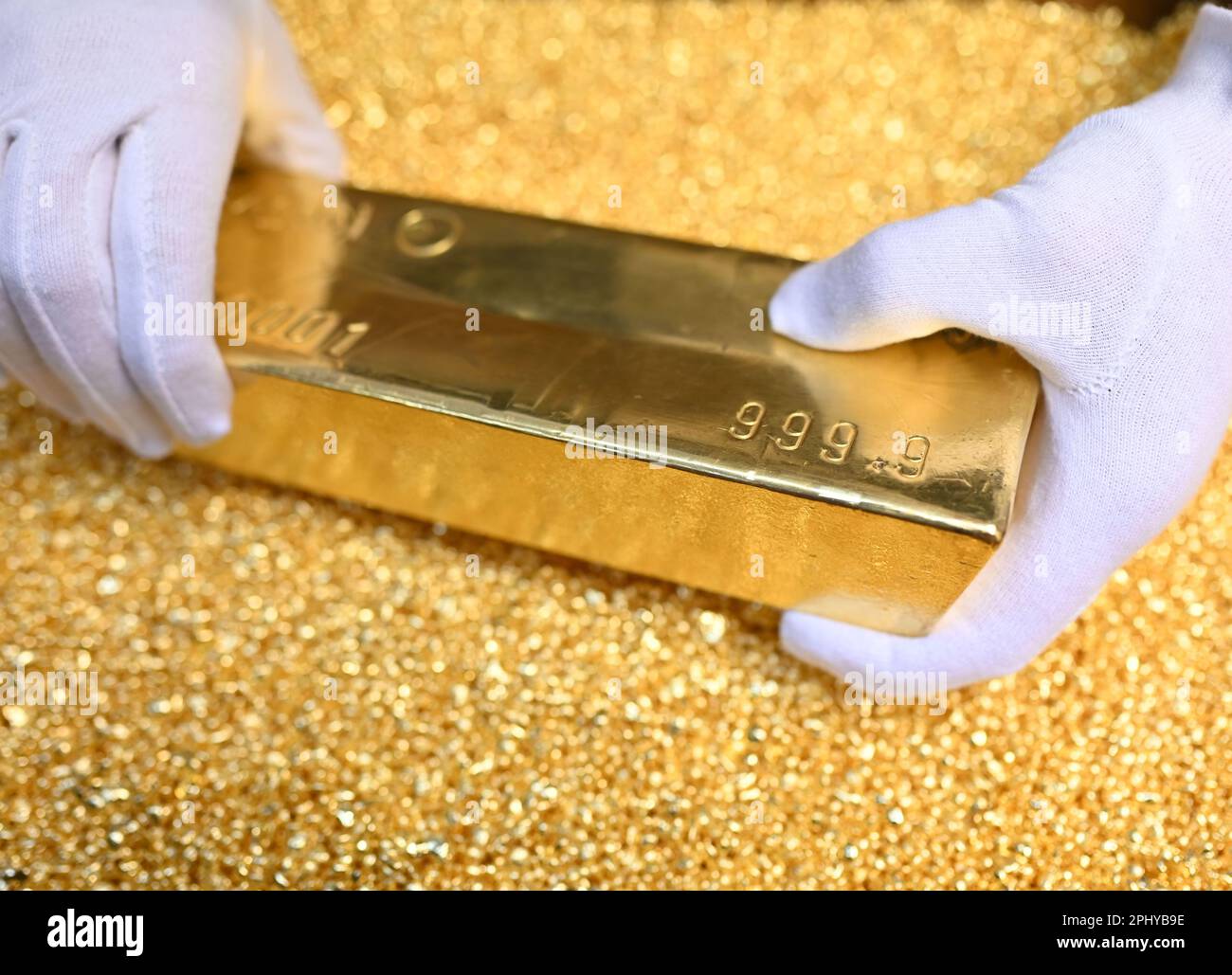 Gold metal granules hi-res stock photography and images - Alamy