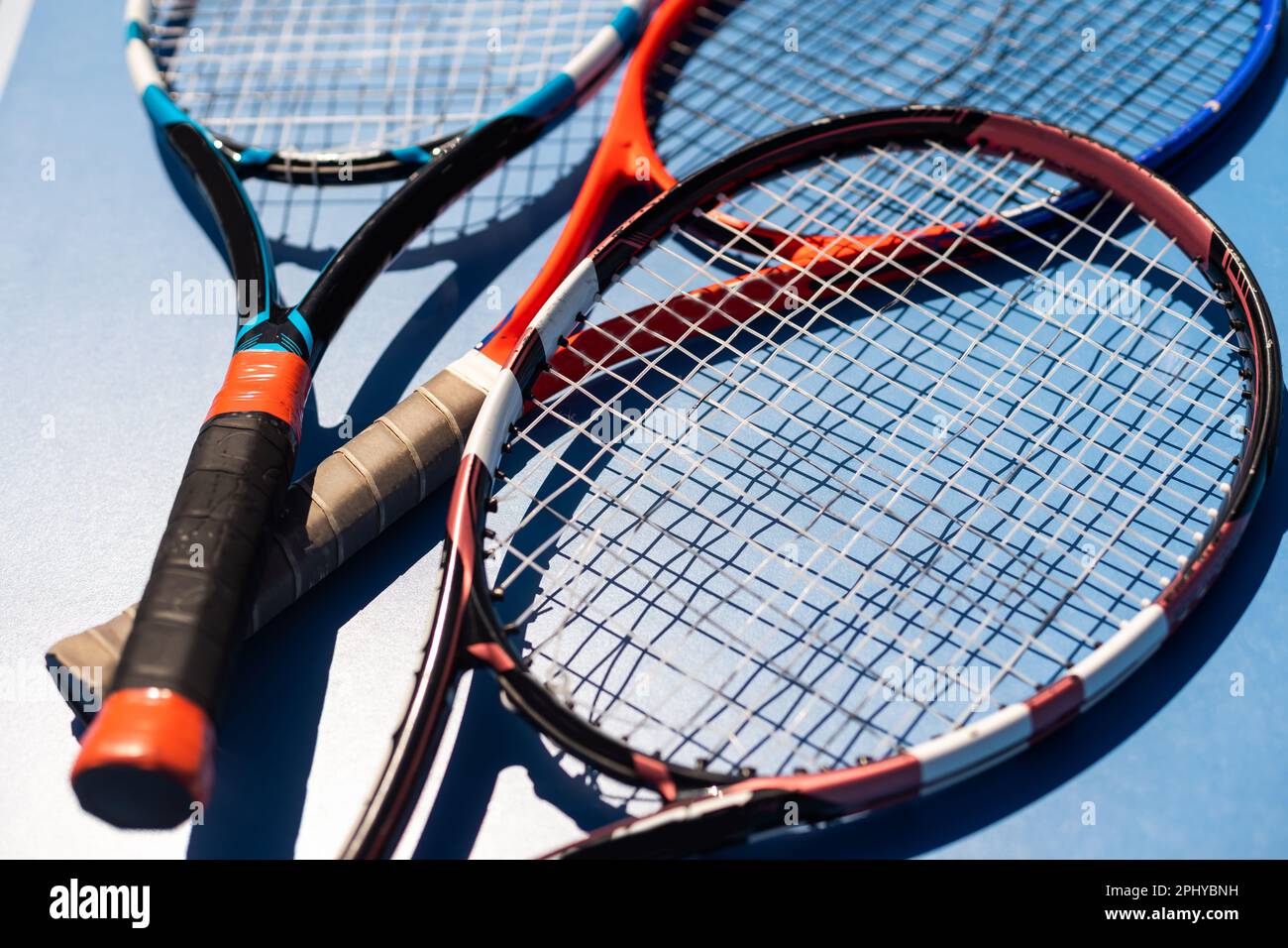 broken tennis rackets on clay tennis court Stock Photo - Alamy