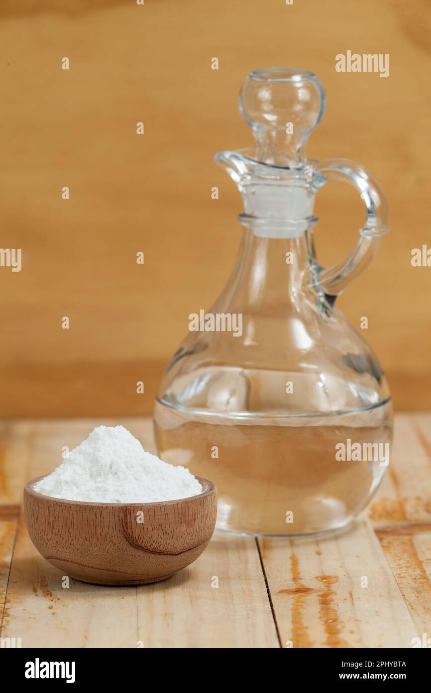 Baking Soda - Sodium Bicarbonate And Vinegar, On Wooden Background ...