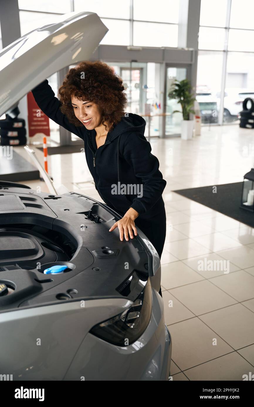 Female inspecting car interior hi-res stock photography and images - Alamy
