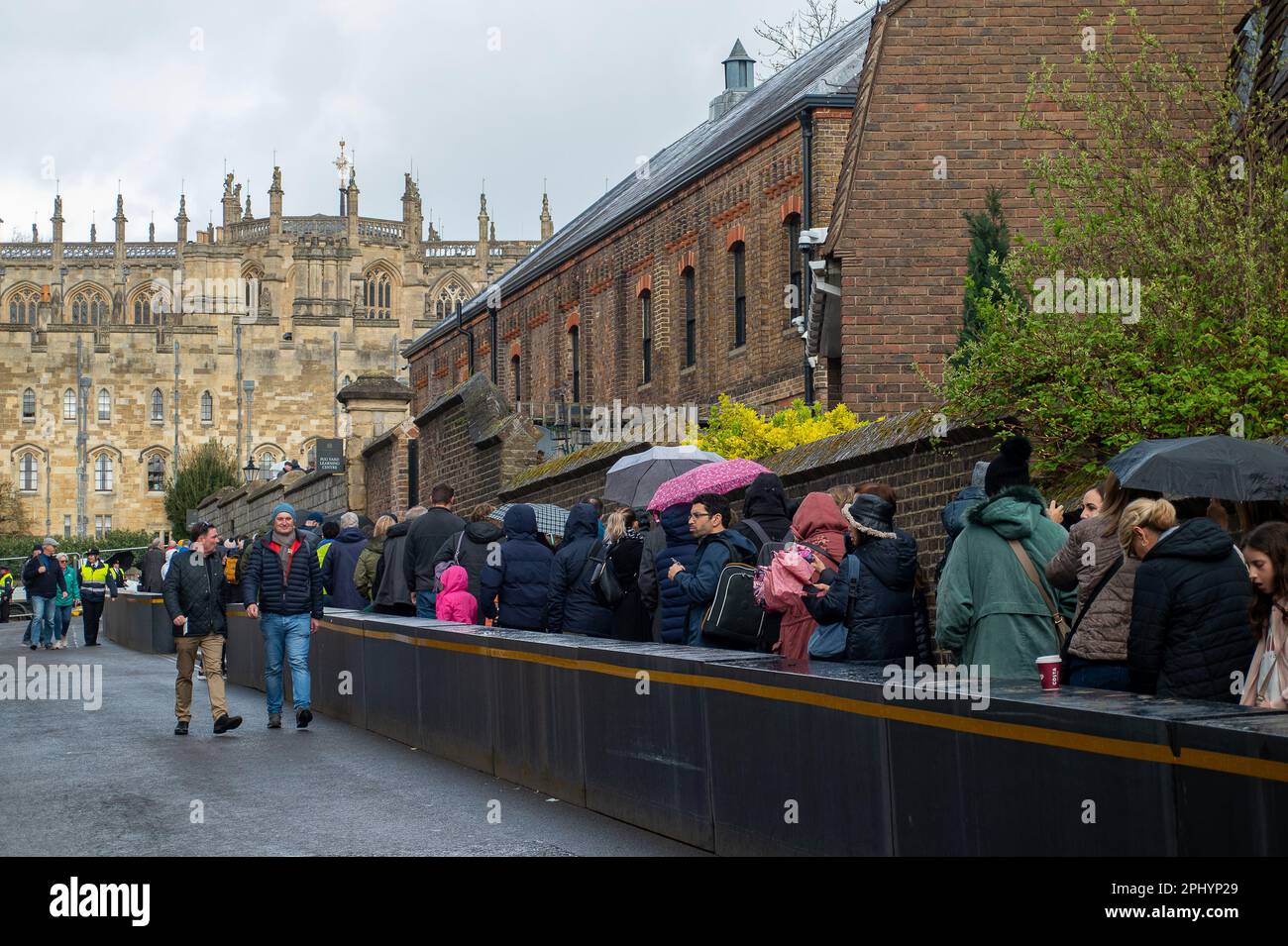 Windsor, Berkshire, UK. 30th March, 2023. Visitors and tourists queue ...