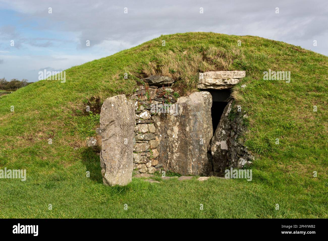 Bryn Celli Ddu burial chamber, Anglesey, North Wales. A passage tomb ...