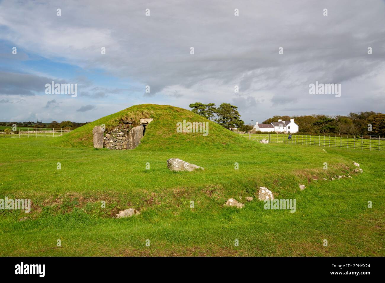 Bryn Celli Ddu burial chamber, Anglesey, North Wales. A passage tomb ...