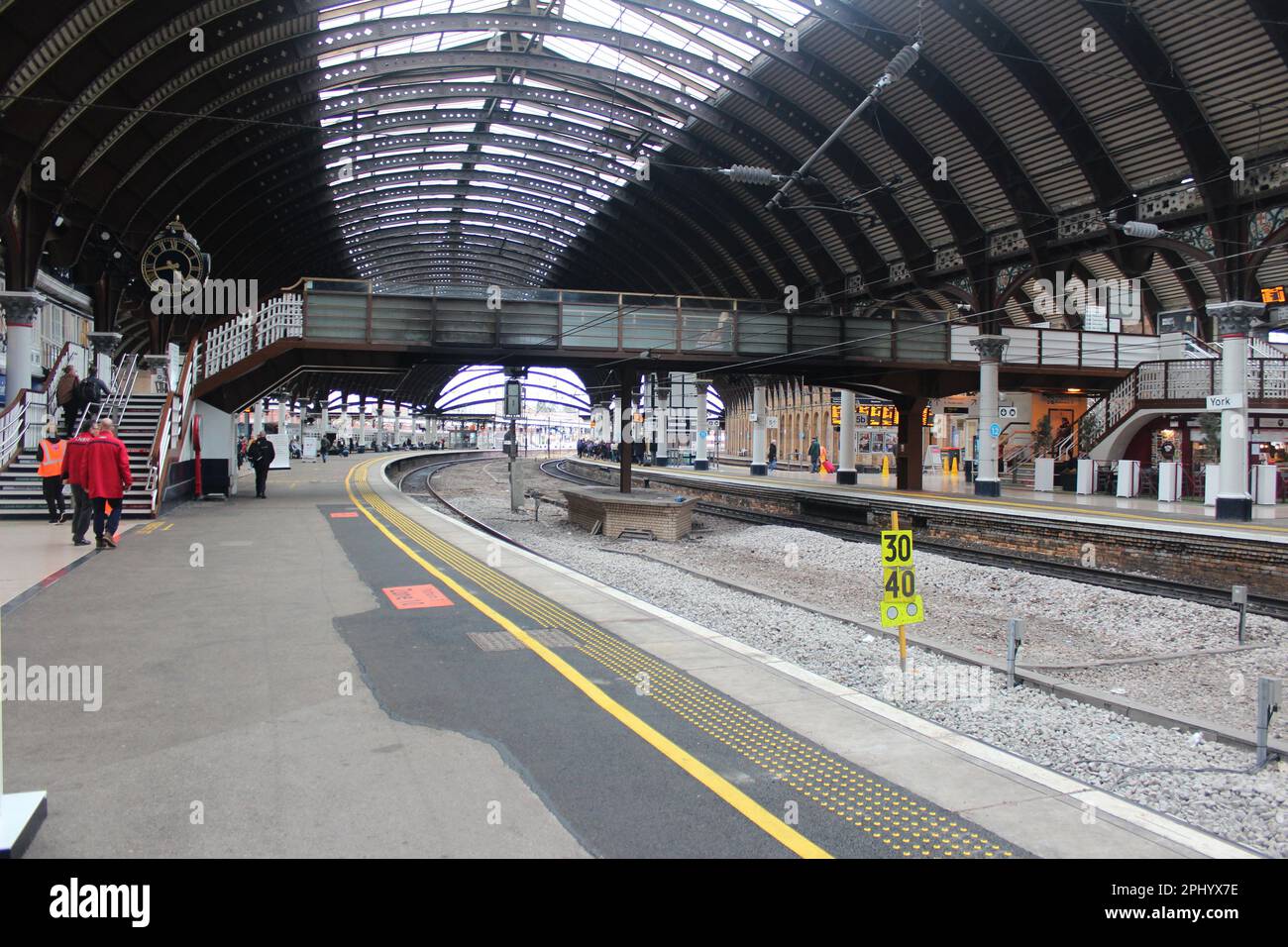 Station flatform hi-res stock photography and images - Alamy