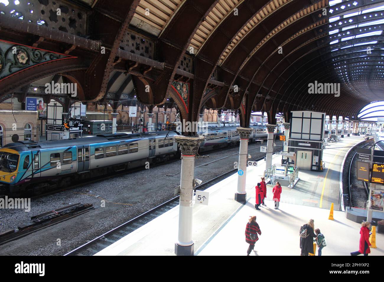 Station flatform hi-res stock photography and images - Alamy