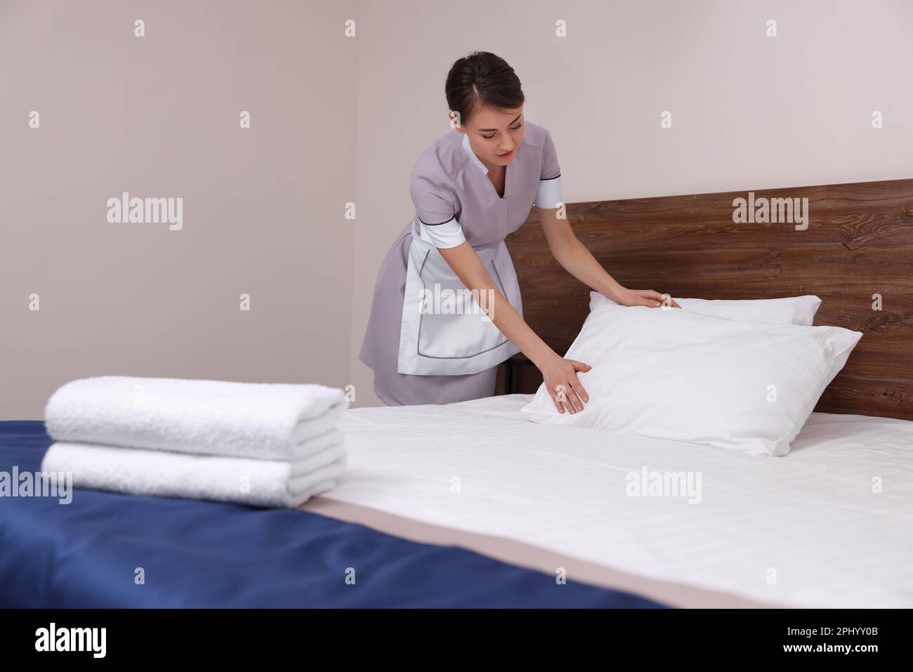 Hotel maid housekeeper resort hi-res stock photography and images - Alamy