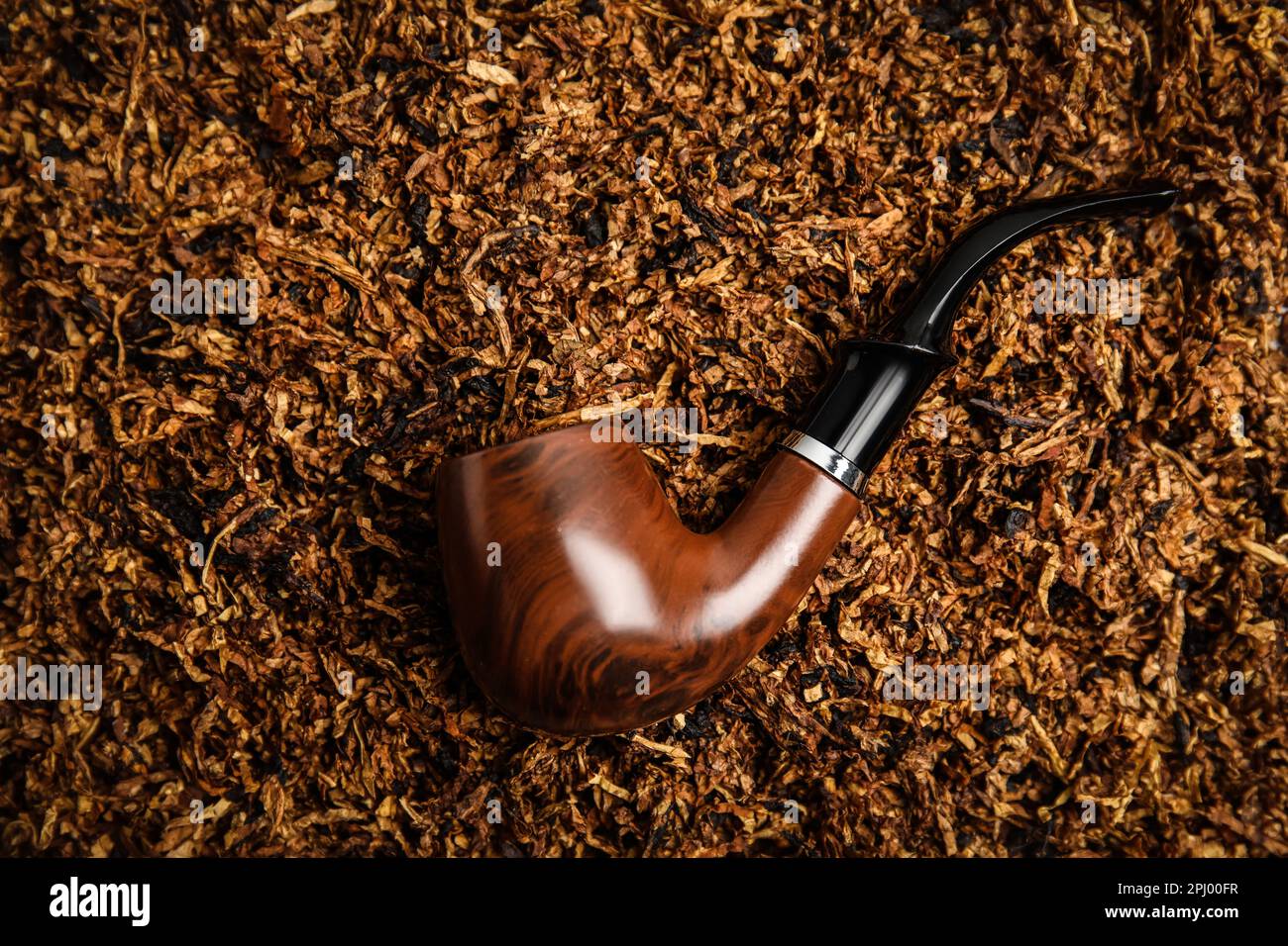 Smoking pipe on pile of tobacco, top view Stock Photo - Alamy