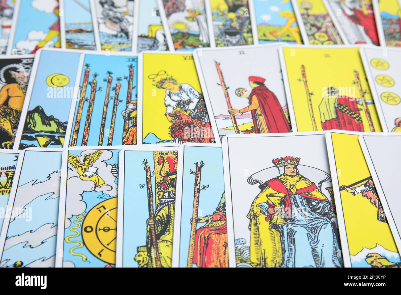 Read tarot cards hi-res stock photography and images - Alamy