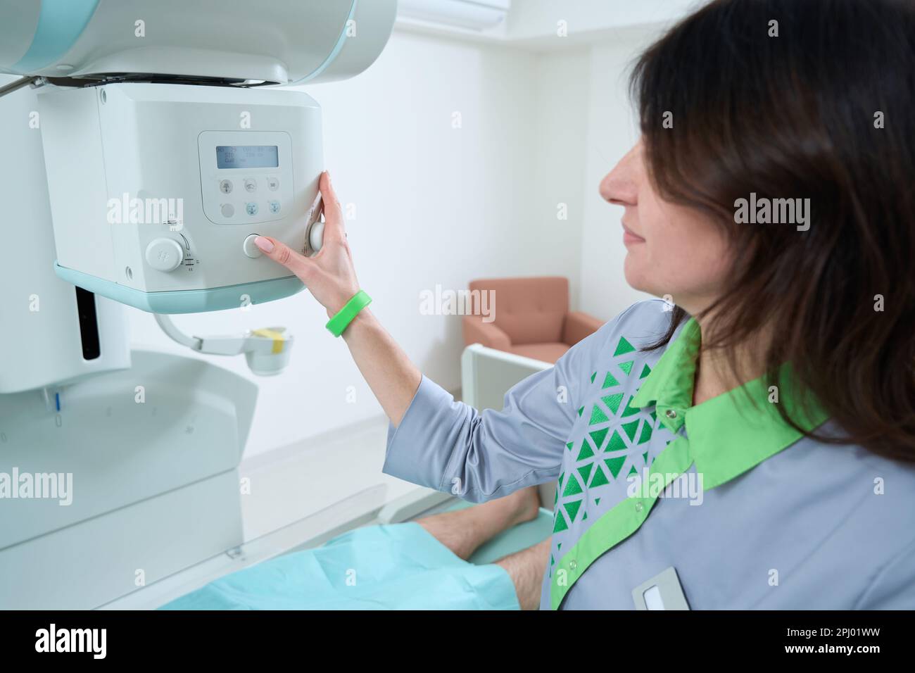 Xray screening machine hi-res stock photography and images - Alamy