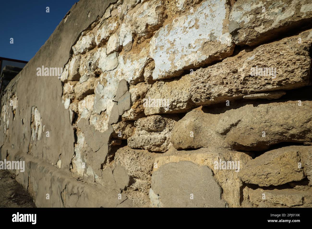 Stone building wall with cracks after strong earthquake Stock Photo - Alamy